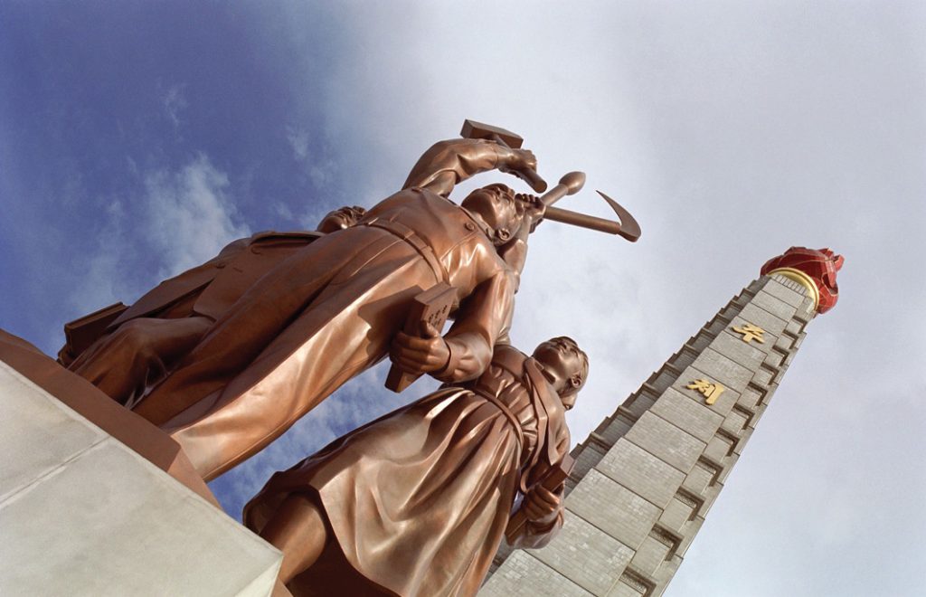 Juche Tower & statue, Pyongyang, North Korea.jpg | Revista Travesías ...