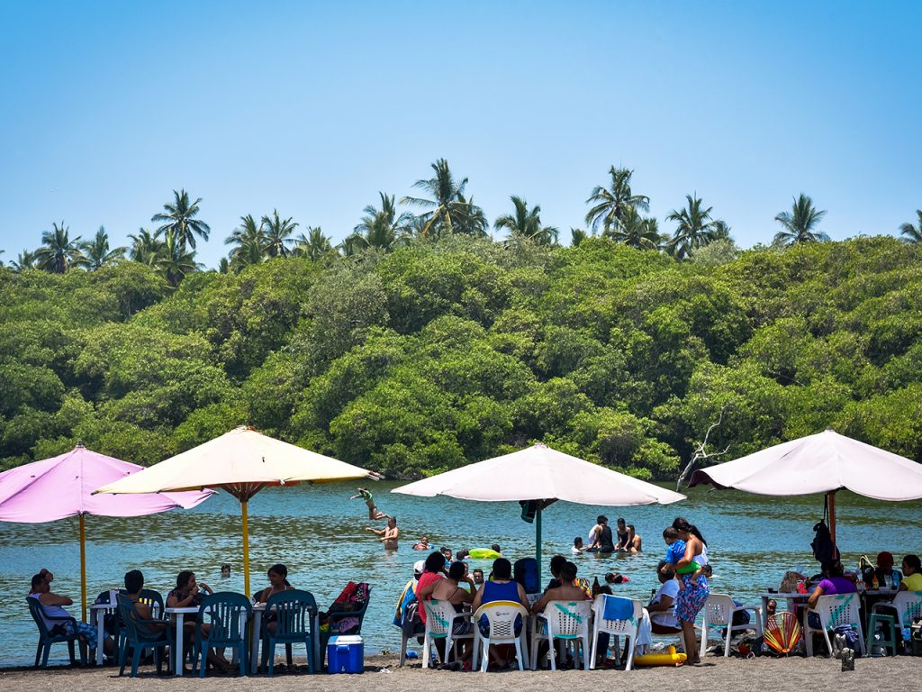 Guía para recorrer de punta a punta las playas de Colima