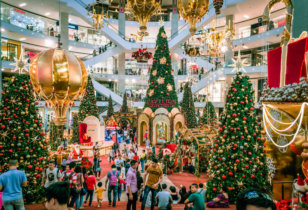 Enamorados y elefantes bailarines: así se celebra la Navidad en Asia