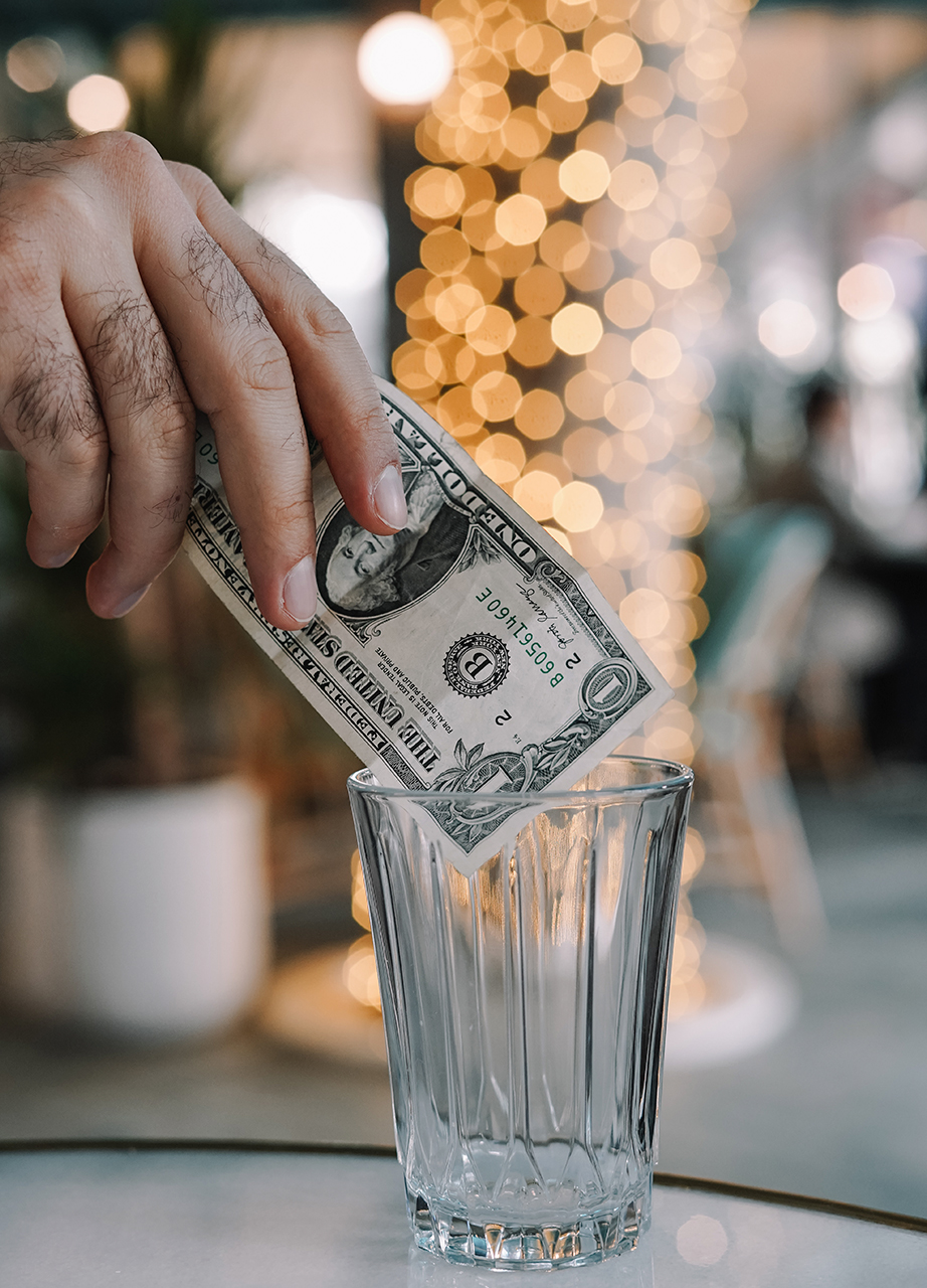 ¿Cuánto deberías de dejar de propina cuando viajas?