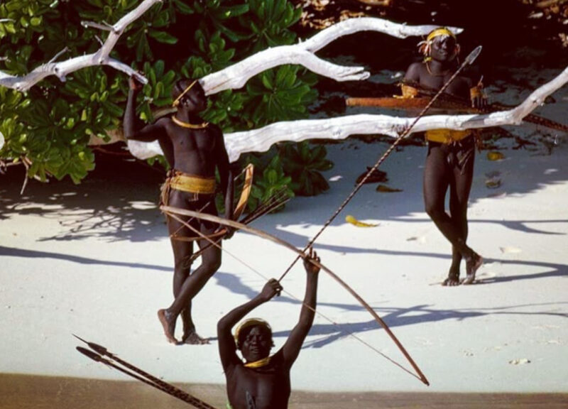 Esta tribu en la isla Sentinel vive en completo aislamiento desde hace ...