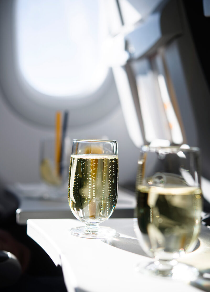 ¿Por qué no es buena idea tomar alcohol en un avión?