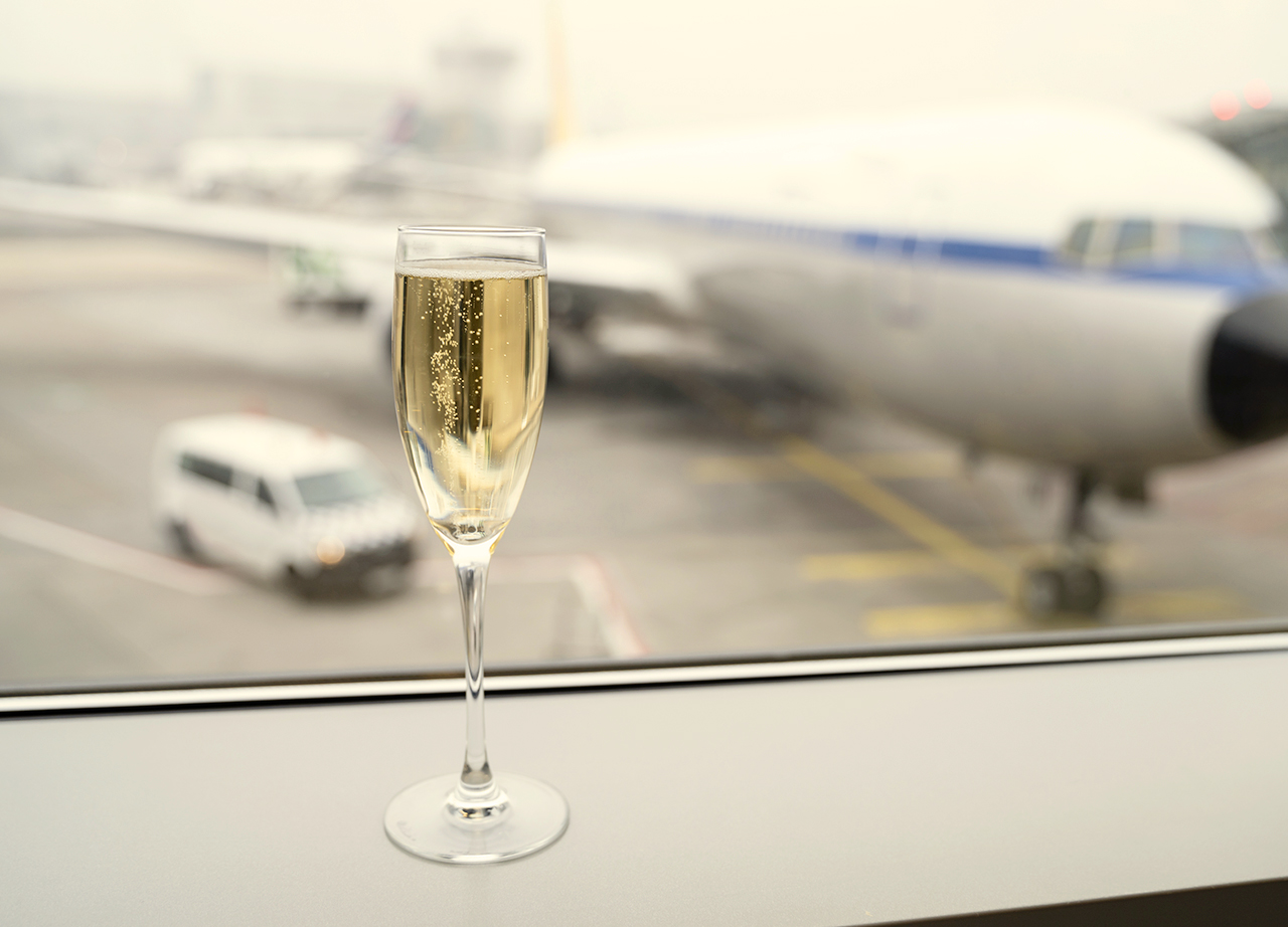 ¿Por qué no es buena idea tomar alcohol en un avión?