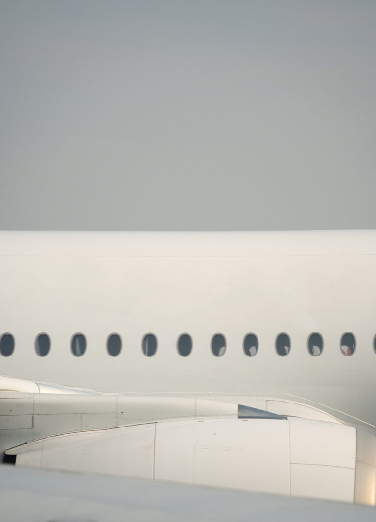¿Por qué hay un hoyito en las ventanas del avión?