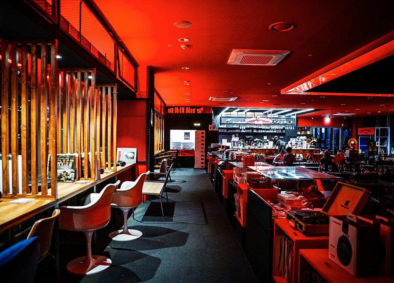 En este bar cada lugar tiene su propia tornamesa
