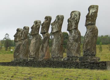 Encontraron un moai al fondo de una laguna en la Isla de Pascua